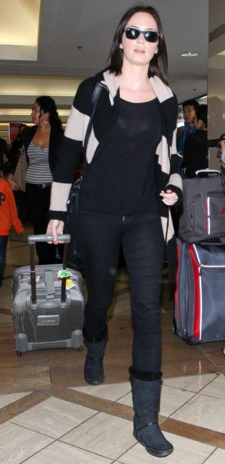 Emily Blunt Takes Off from LAX - FamousFix Emily Blunt Takes Off from LAX - FamousFix