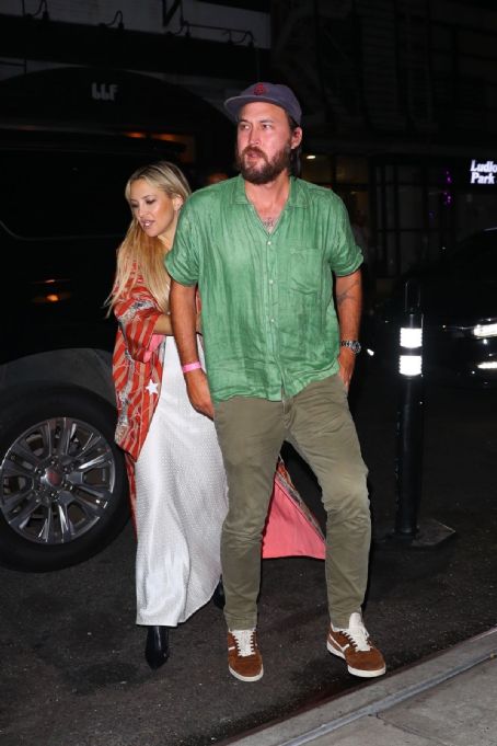 Kate Hudson And Danny Fujikawa On A Date Night In New York Famousfix