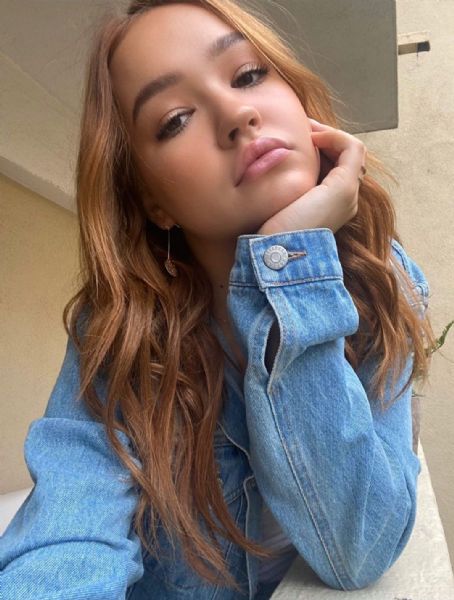 Sadie Stanley Social Media Pics And Video Famousfix