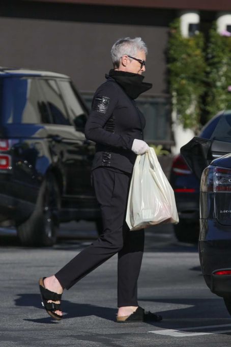 Jamie Lee Curtis Spotted Grocery Shopping In Pacific Palisades