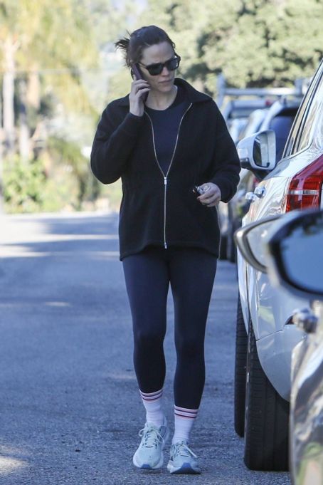 Jennifer Garner – Seen after a daily exercise routine in Brenzwood ... Jennifer Garner – Seen after a daily exercise routine in Brenzwood ...