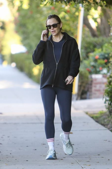 Jennifer Garner – Seen after a daily exercise routine in Brenzwood ... Jennifer Garner – Seen after a daily exercise routine in Brenzwood ...