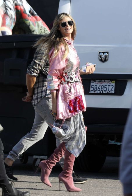 Heidi Klum Heads To Set Off Germanys Next Topmodel In La Heidi