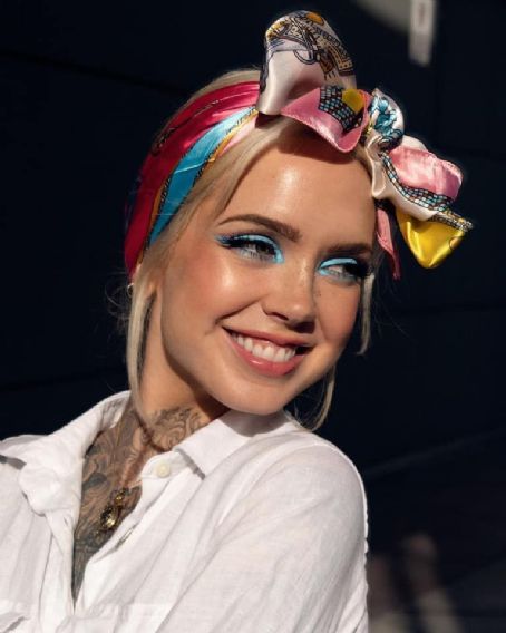 Sara Mills Photos News And Videos Trivia And Quotes Famousfix